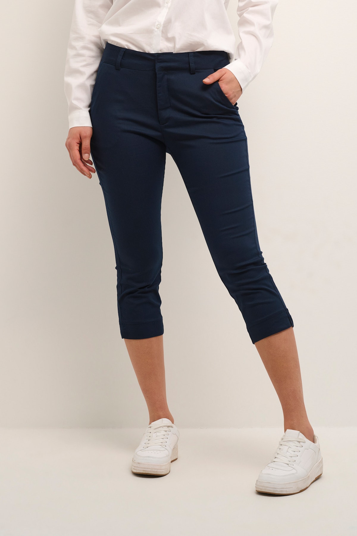 KAlea Capri Bukser i midnight marine farge | KAFFE Clothing