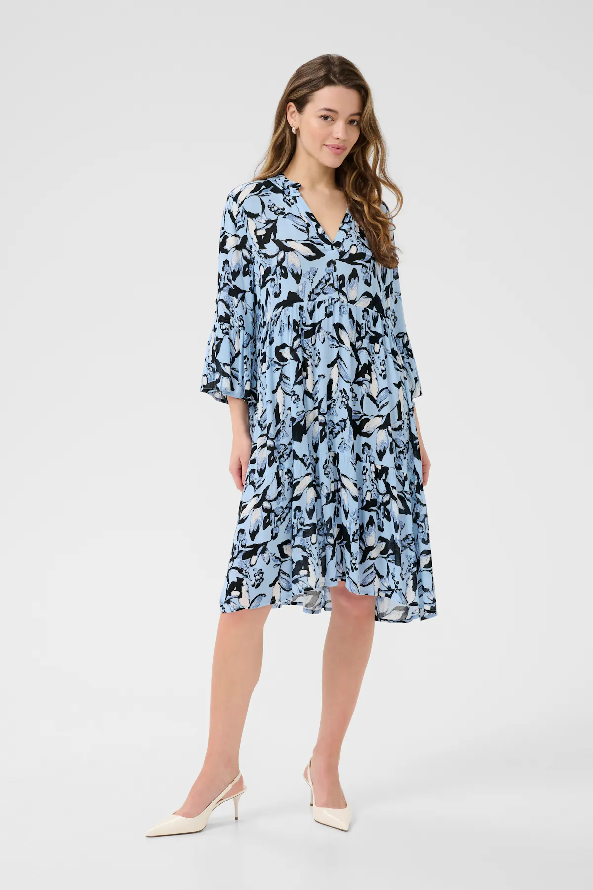 KAhera Klänning i blue graphic flower viskos | KAFFE Clothing