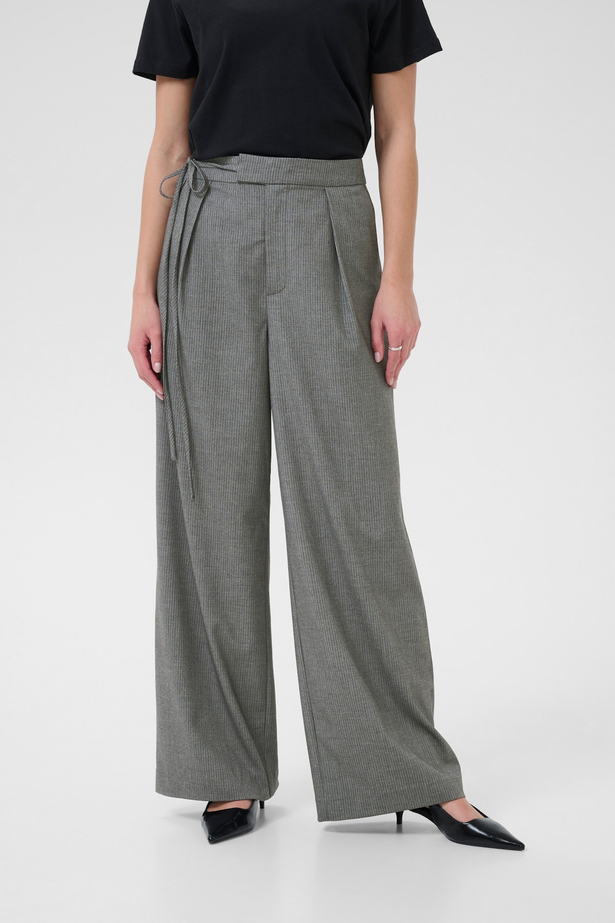 KAellie Byxor i grey melange / chalk stripe polyester | KAFFE Clothing