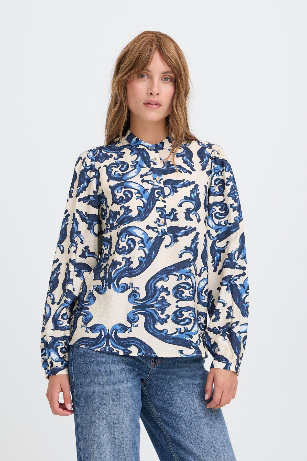 PZCARRIE Bluse i off white blue rococo print farve | Pulz Jeans