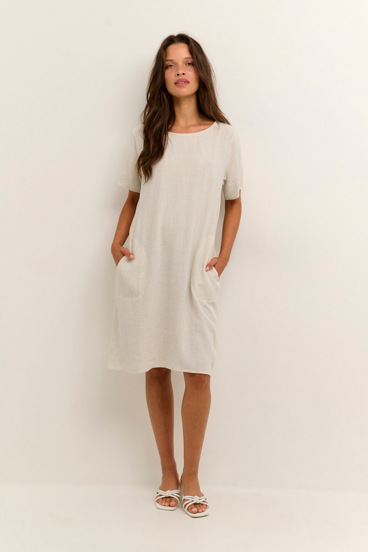 KAliny Lin Kjole i light sand linen farge | KAFFE Clothing