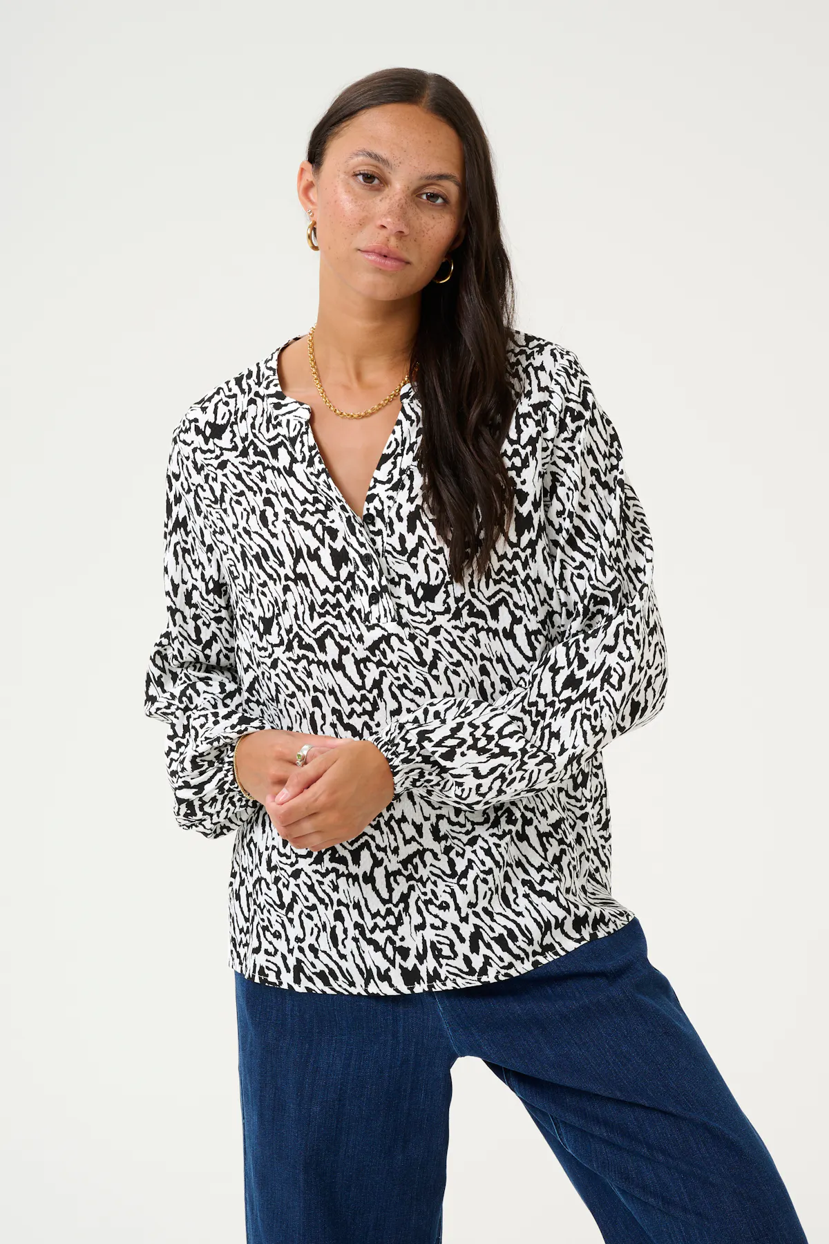 KAmathilde Blus i chalk/black graphic lines viskos | KAFFE Clothing