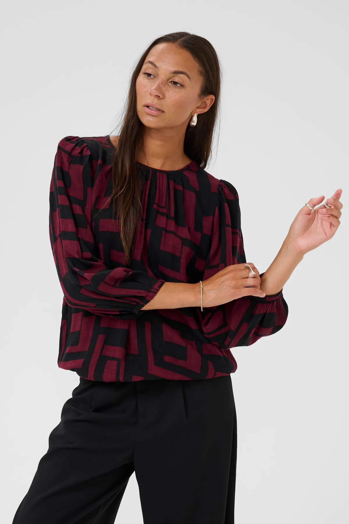 KAlorina Bluse i black/windsor wine graphic viskose | KAFFE Clothing