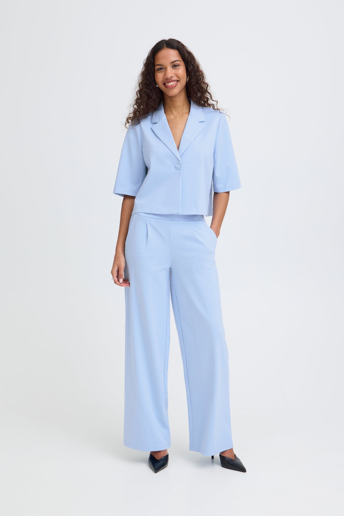 IHKATE LONG WIDE Byxor i powder blue färg | Companys