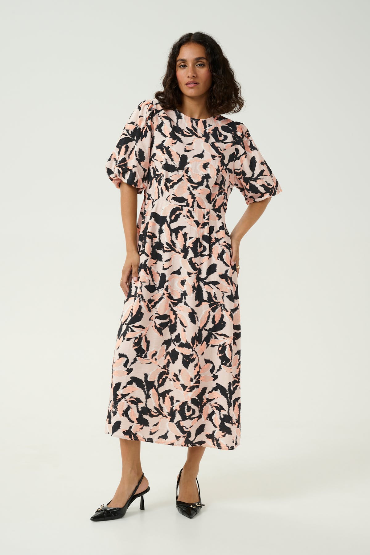 KApaco Kjole i beige/black/peach blurry leaf farve | BON'A PARTE