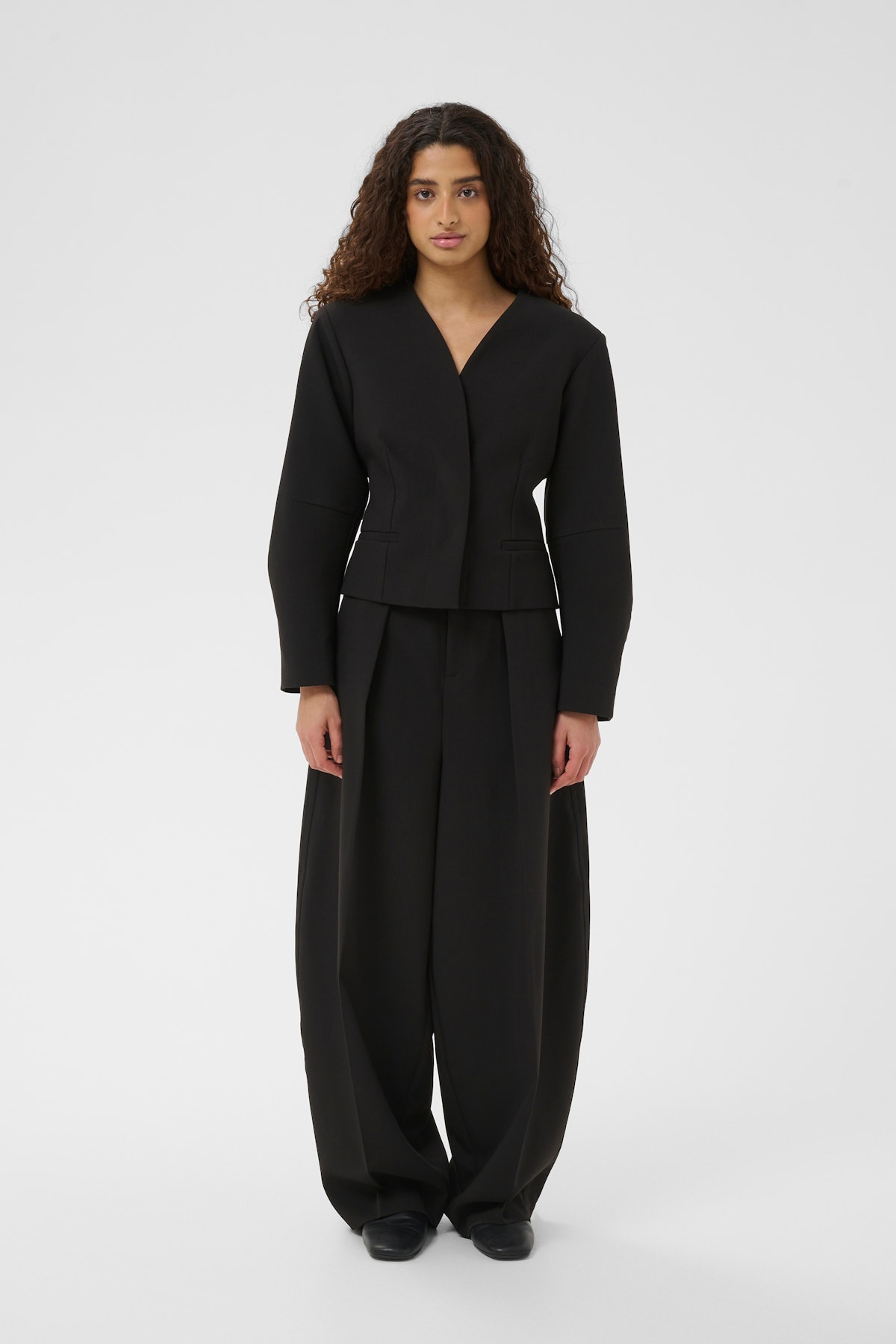CHAYCEIW Wide Barrel Trousers in black colour